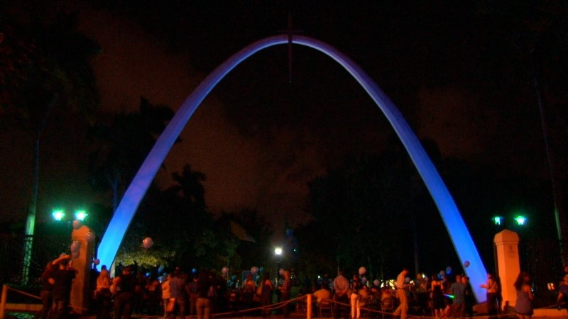 PUCPR se ilumina de AZUL – Huellas del Futuro